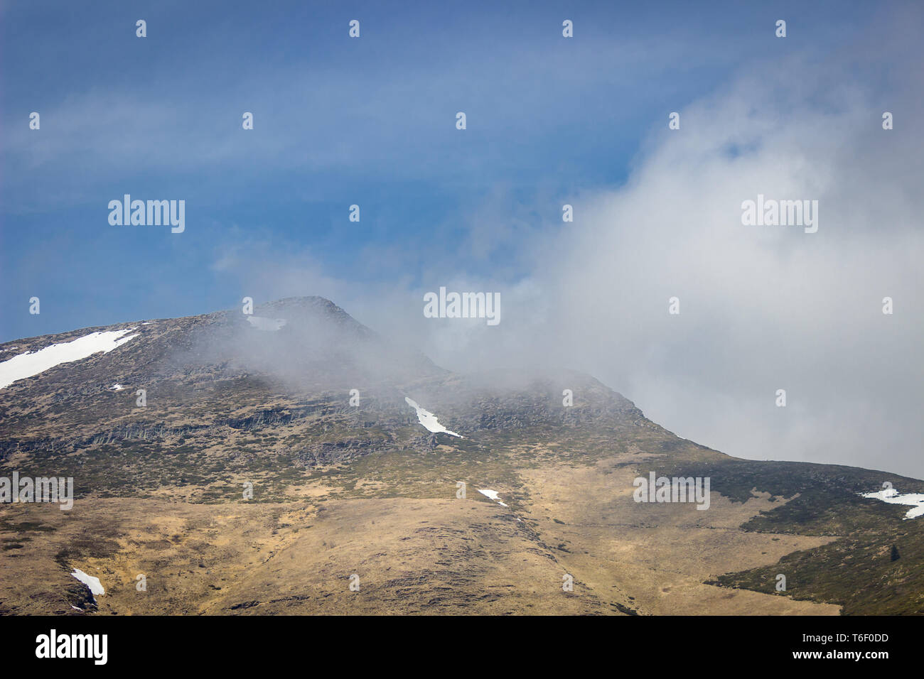 Fogs and mist rolling in on an impressive, pointy, rocky Kopren summit ...