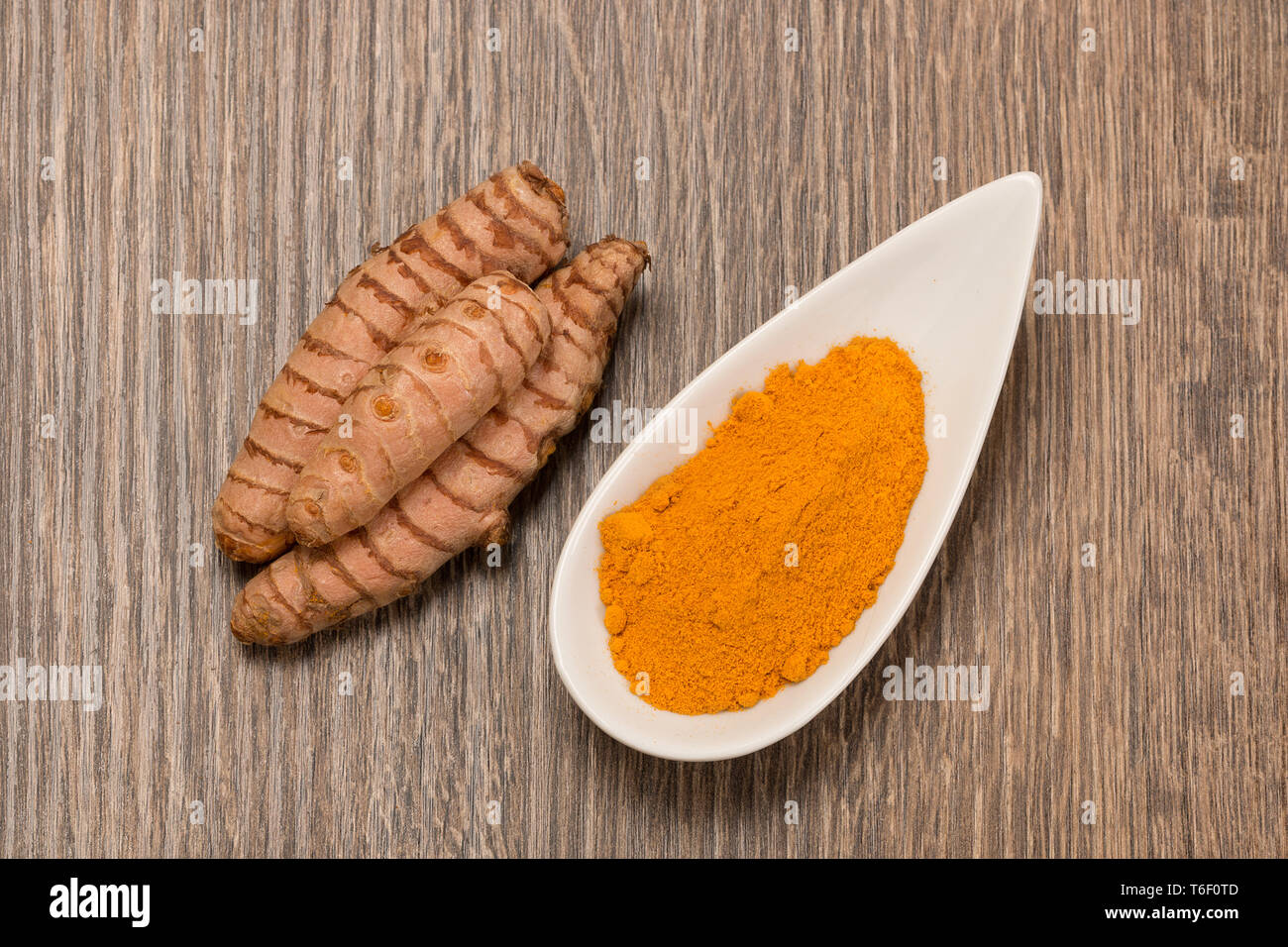 Raw and ground turmeric Stock Photo - Alamy