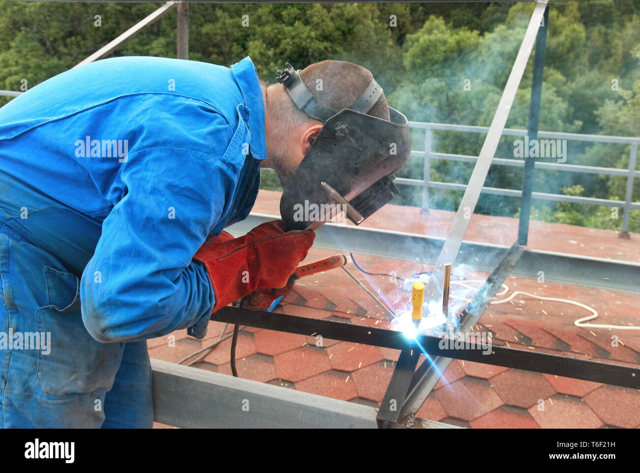 Welder welding construction site hi-res stock photography and images ...