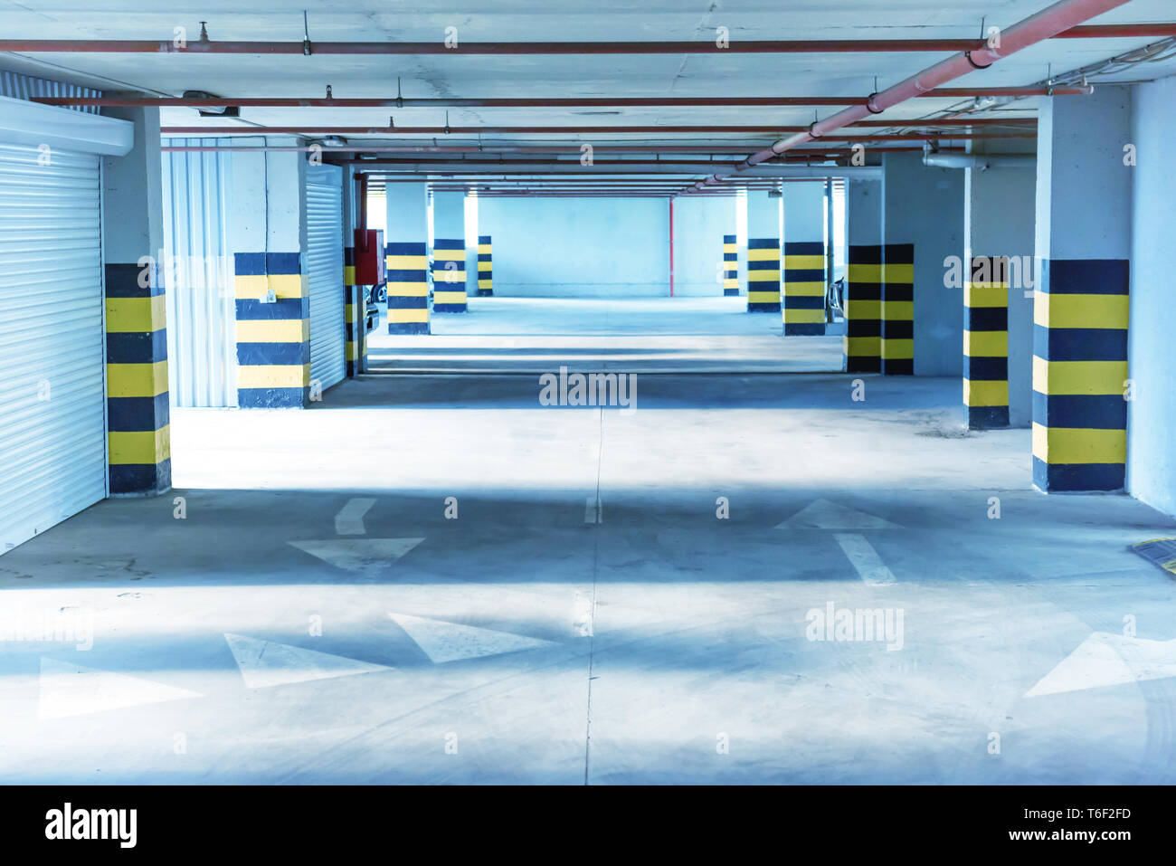 Empty underground parking lot area hi-res stock photography and images ...