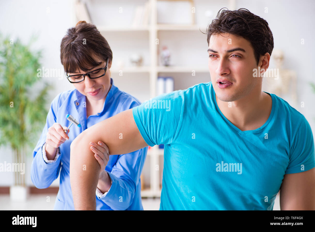 Doctor checking nerve reflexes with hammer Stock Photo - Alamy