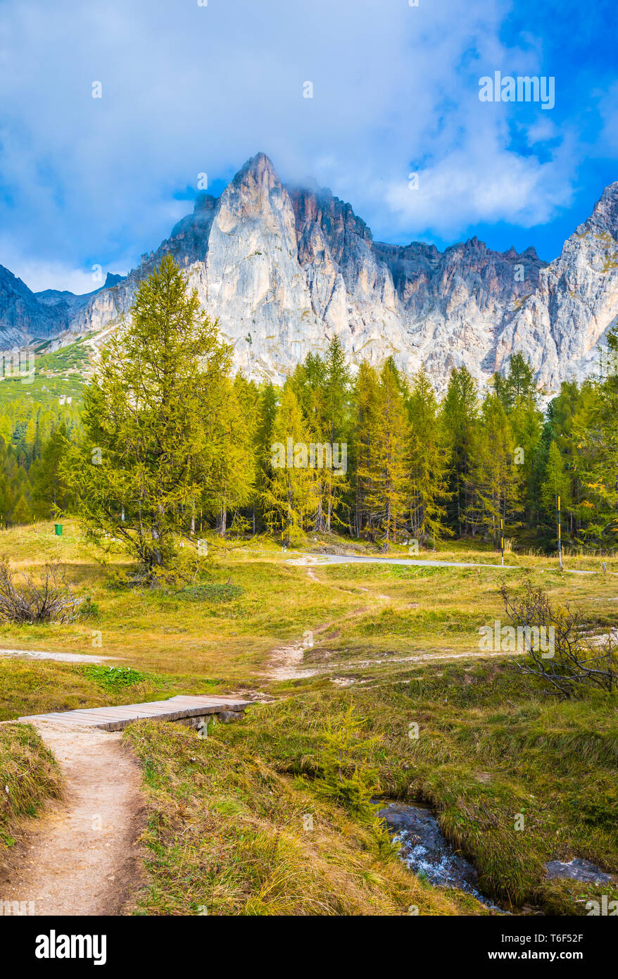 Sharp rocks river hi-res stock photography and images - Alamy