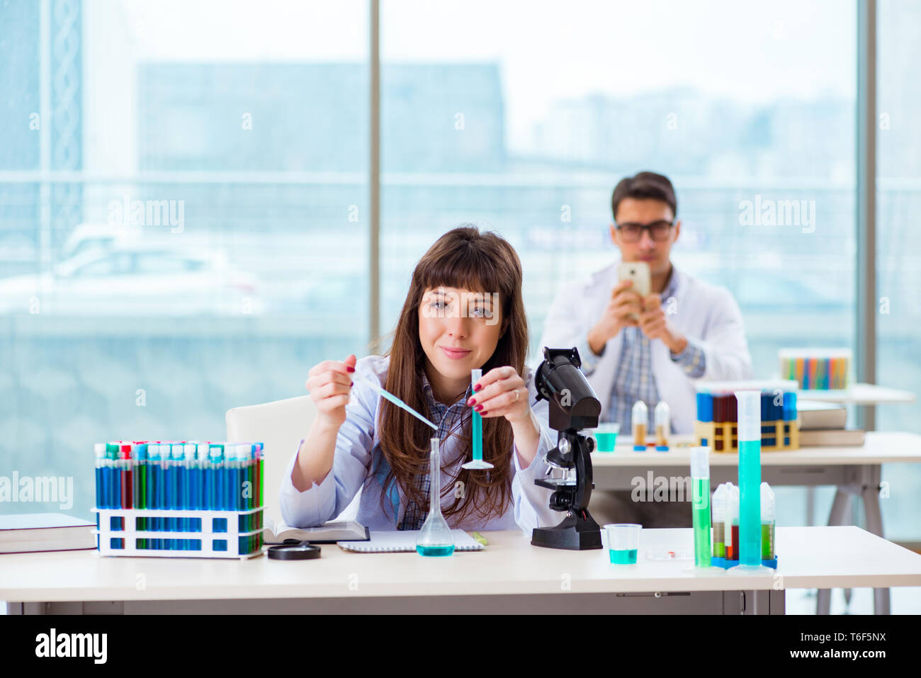 Chemists in laboratory class hi-res stock photography and images - Alamy