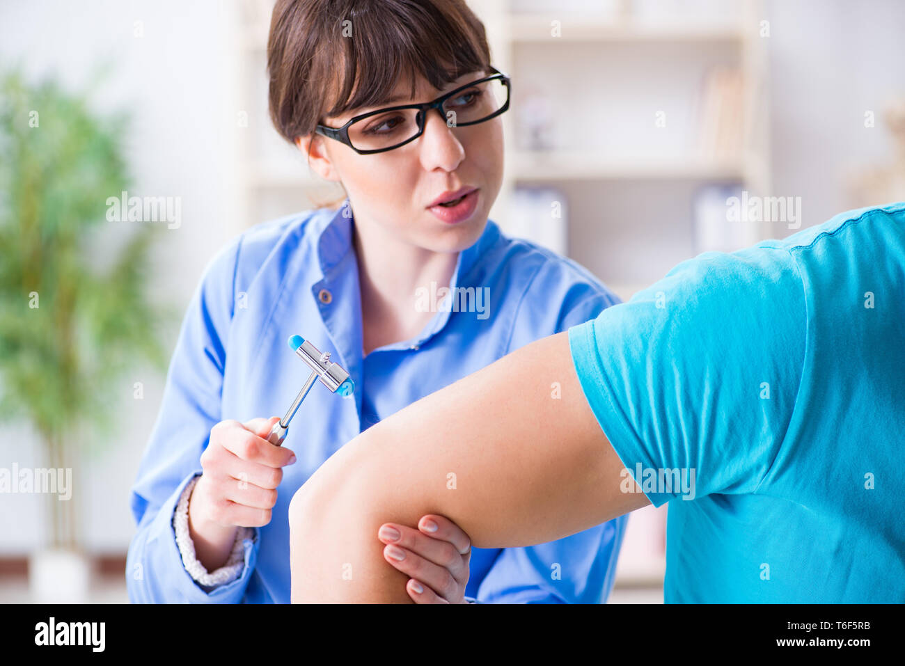 Doctor checking nerve reflexes with hammer Stock Photo - Alamy