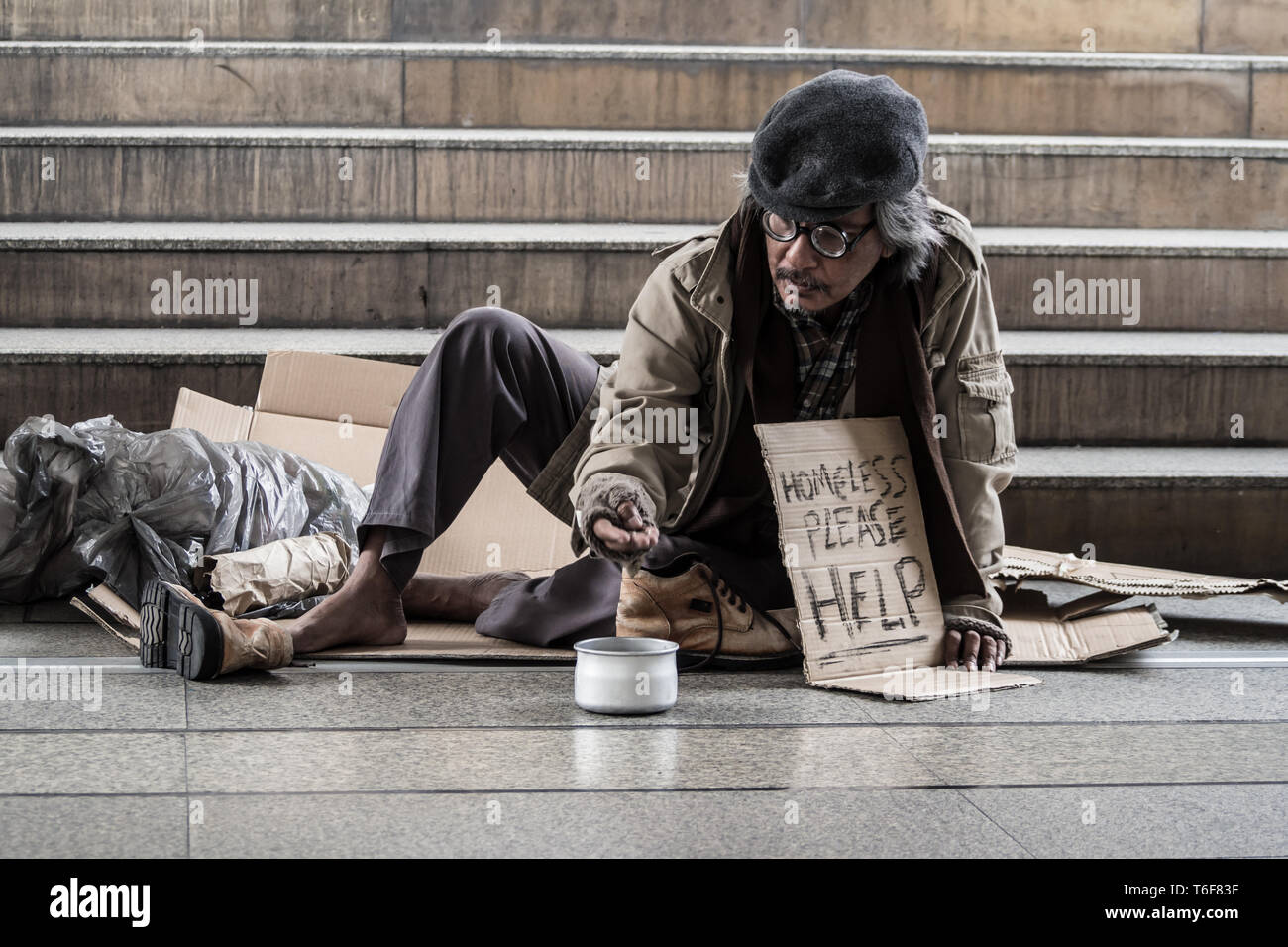 Homeless veteran begging hi-res stock photography and images - Alamy