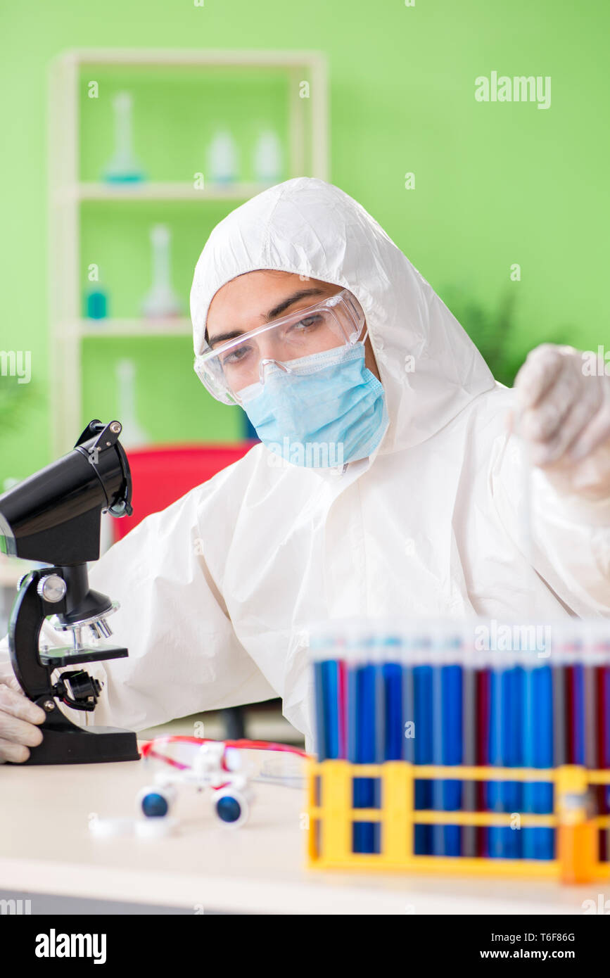 Chemist working in the lab on new experiment Stock Photo - Alamy