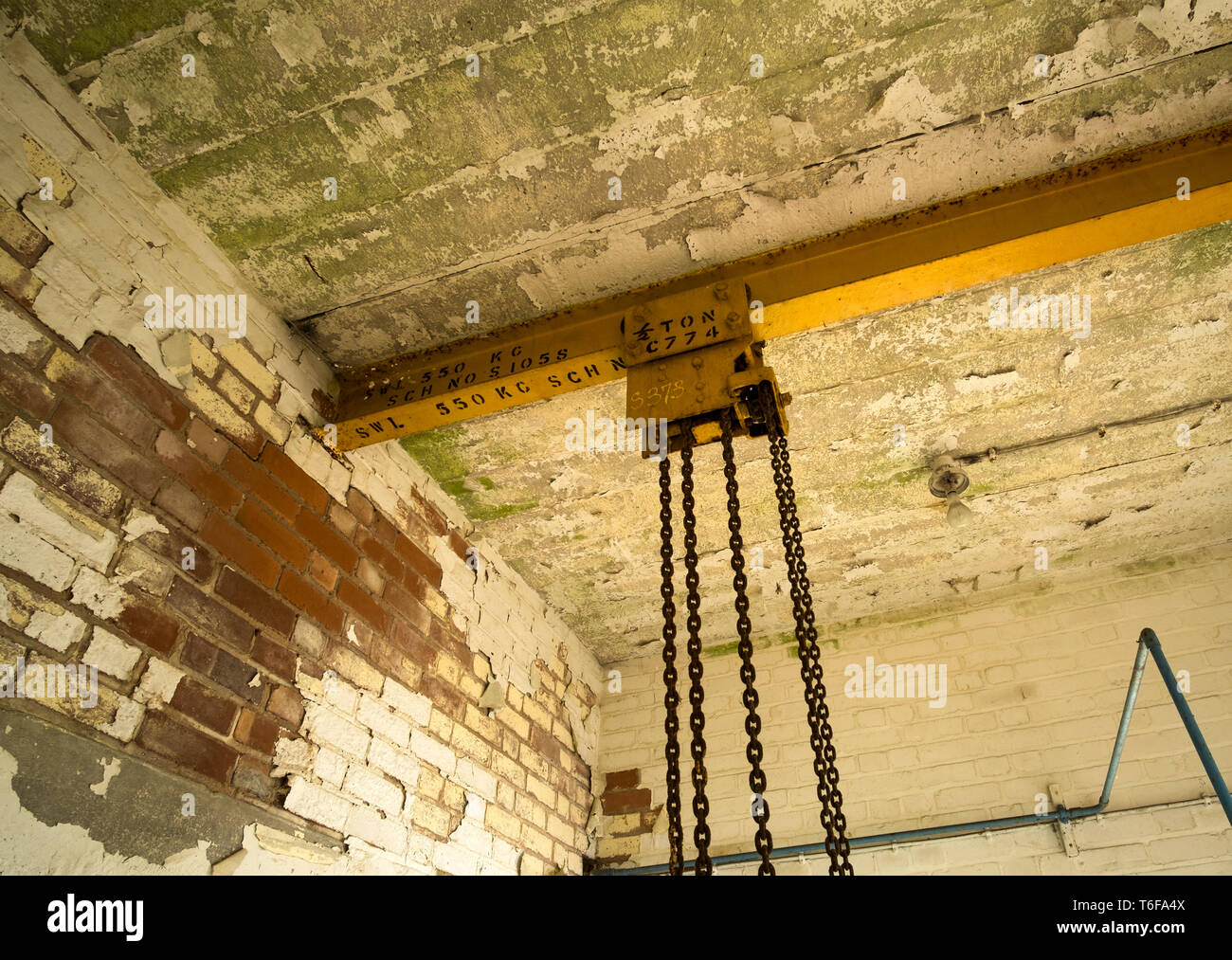 Old run down block and tackle lifting hoist Stock Photo - Alamy
