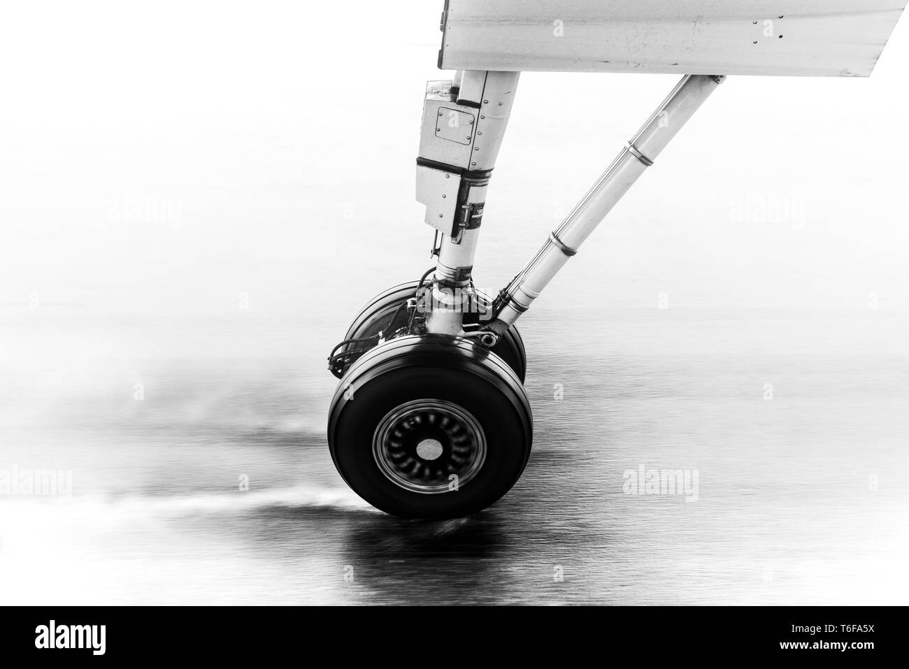 Airplane wheels hi-res stock photography and images - Alamy