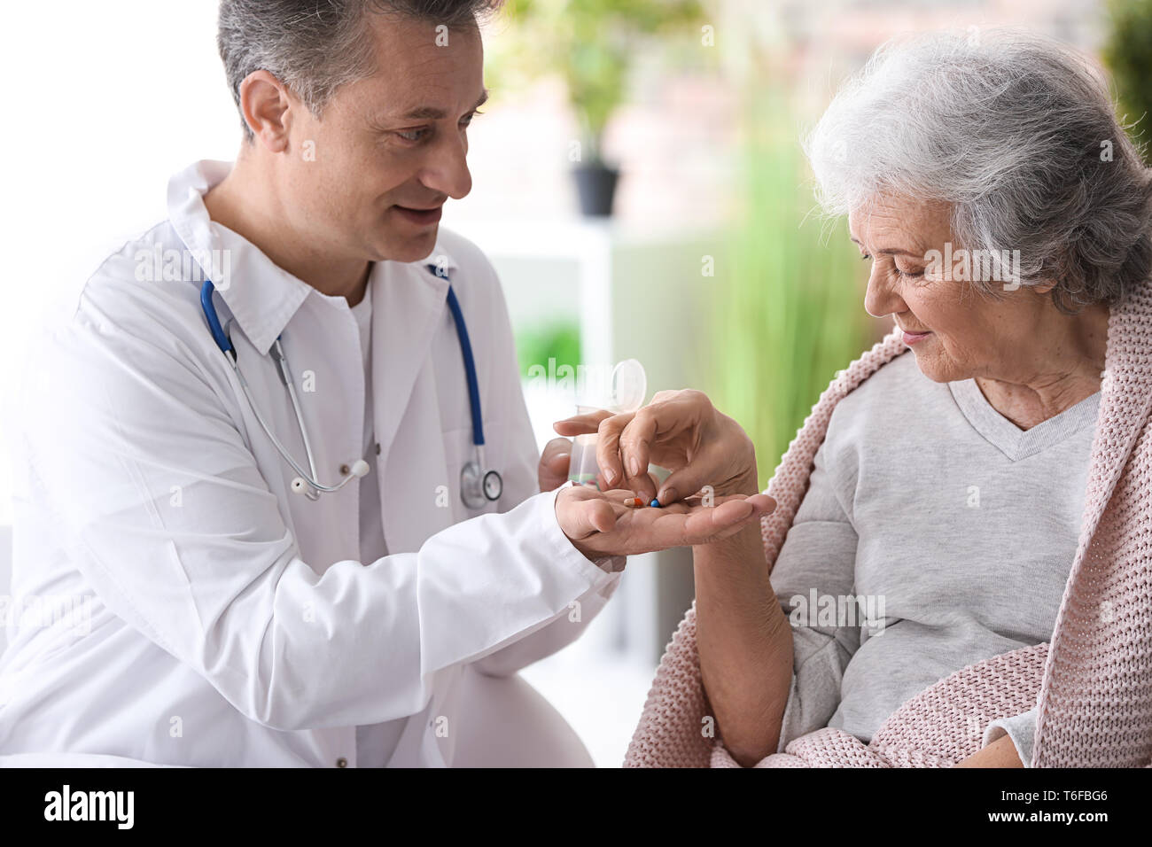 Giving medication elderly woman hi-res stock photography and images - Alamy