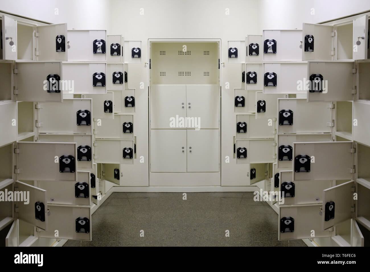 Lockers hi-res stock photography and images - Alamy