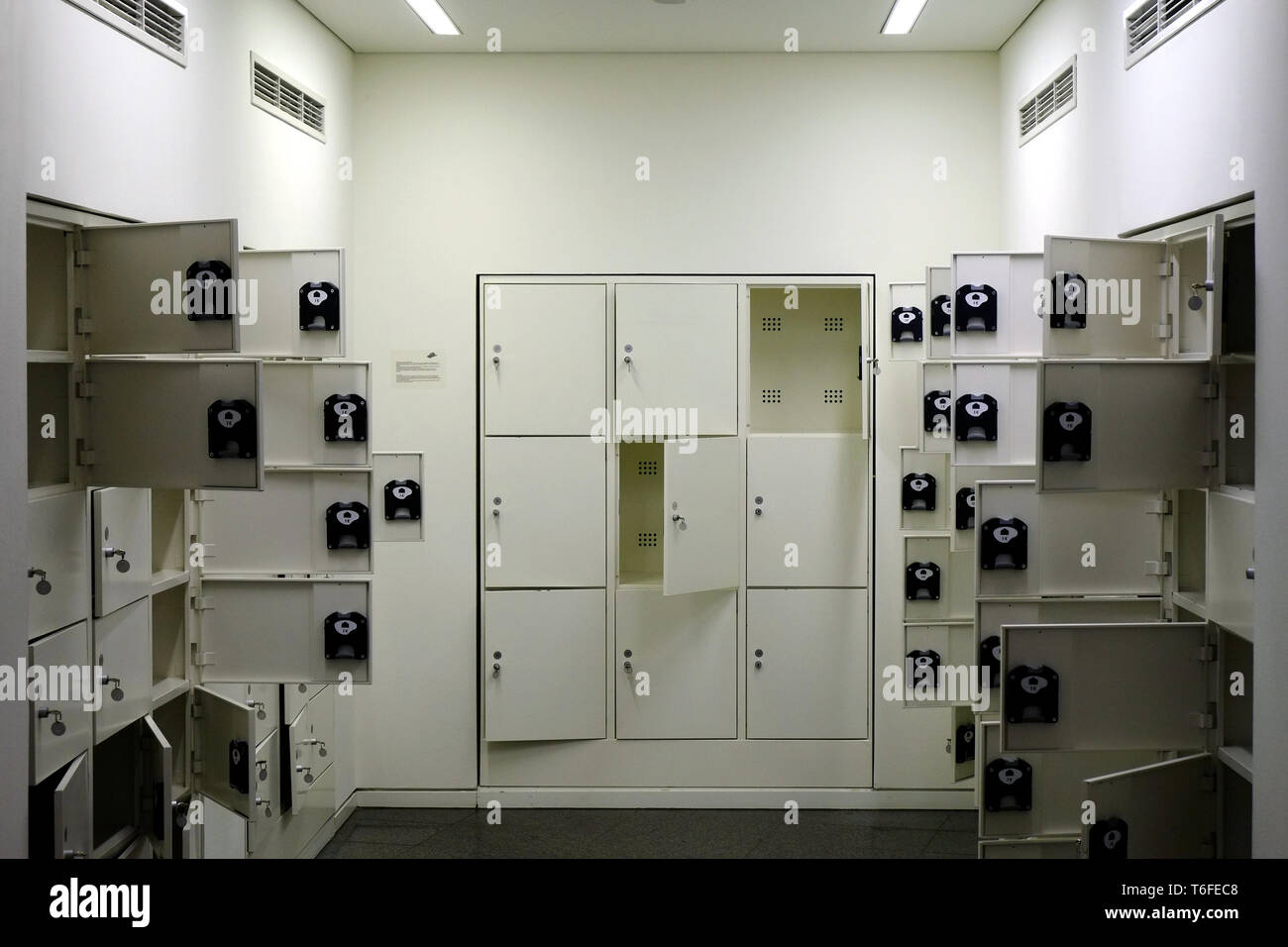 Lockers hi-res stock photography and images - Alamy