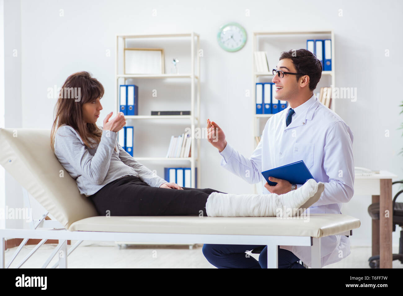Doctor examining patient with broken leg Stock Photo - Alamy