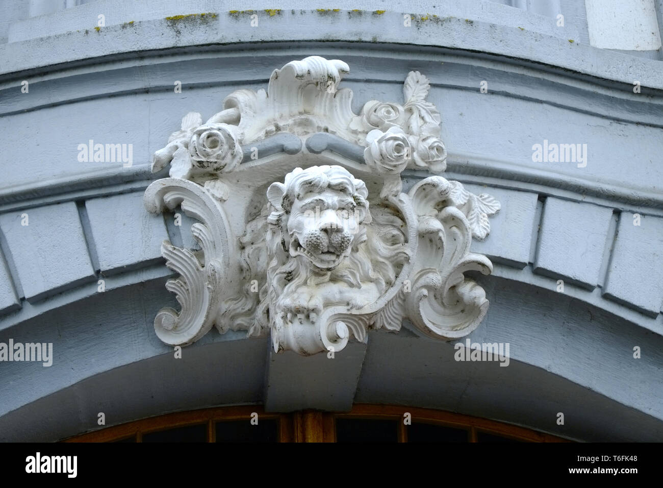 Crest lions hi-res stock photography and images - Alamy