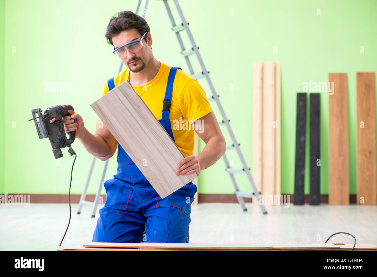 Professional contractor laying flooring at home Stock Photo - Alamy