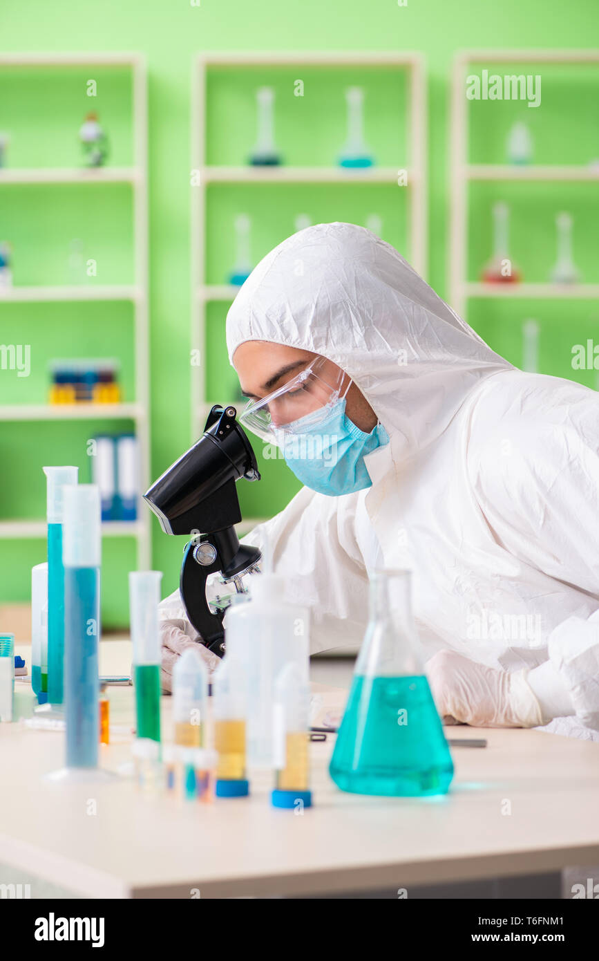 Chemist working in the lab on new experiment Stock Photo - Alamy