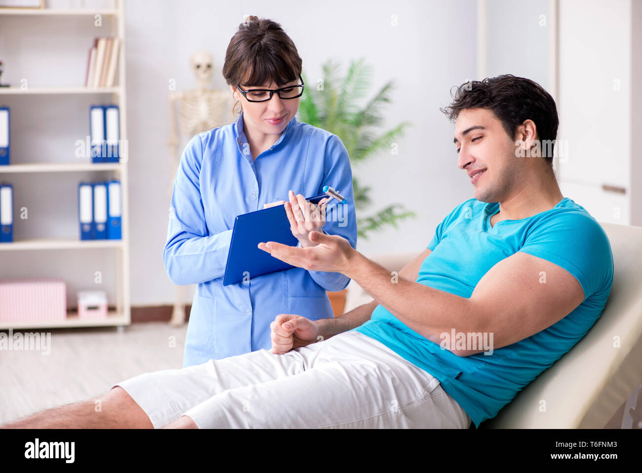 Doctor checking nerve reflexes with hammer Stock Photo - Alamy