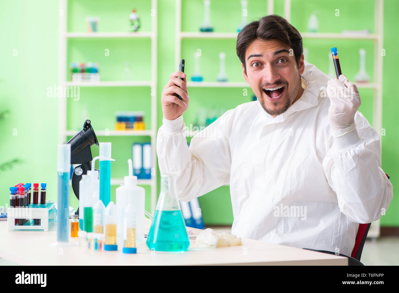 Chemist working in the lab on new experiment Stock Photo - Alamy