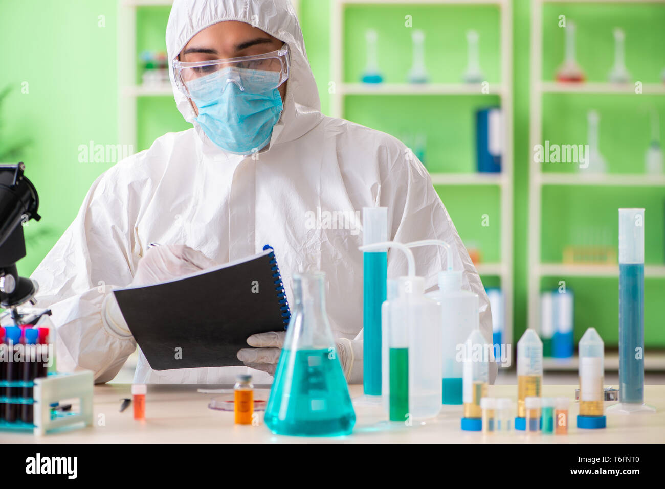 Chemist working in the lab on new experiment Stock Photo - Alamy