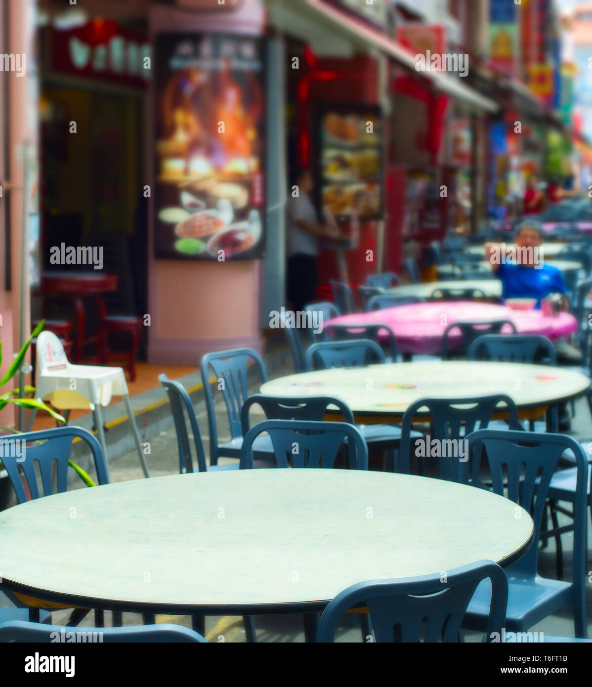 Street restaurant tables singapore hi-res stock photography and images ...