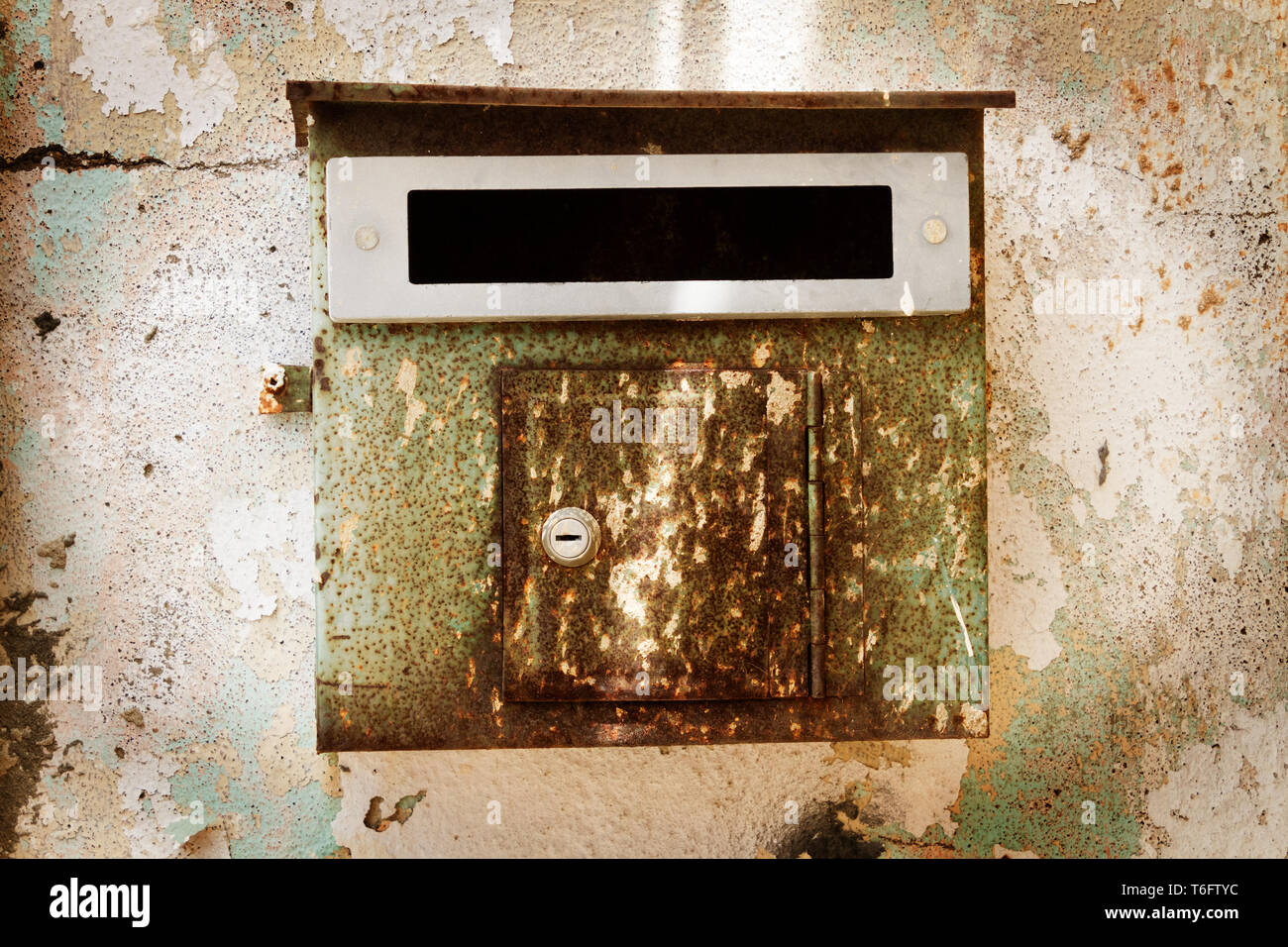 Old letterbox hi-res stock photography and images - Alamy