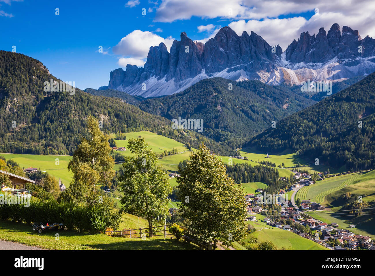 Mountains surround village hi-res stock photography and images - Alamy