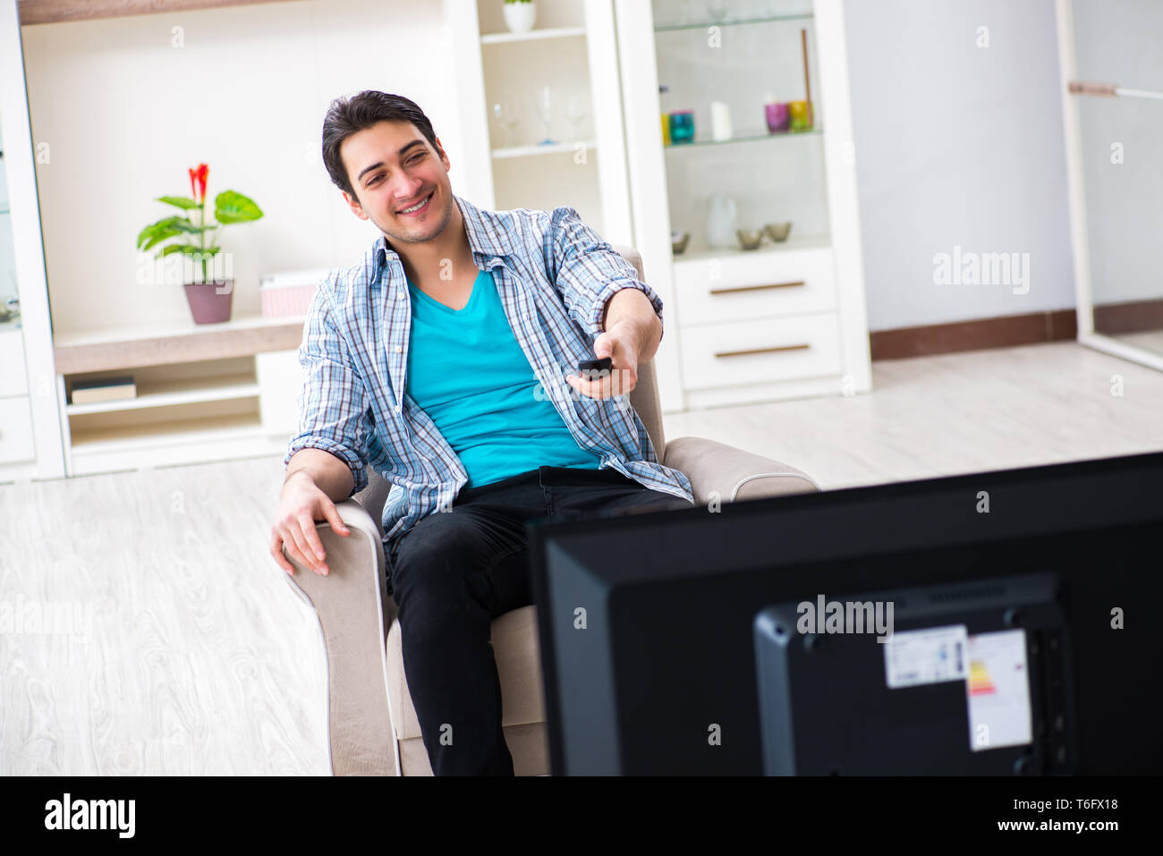 Man watching tv reacting hi-res stock photography and images - Alamy