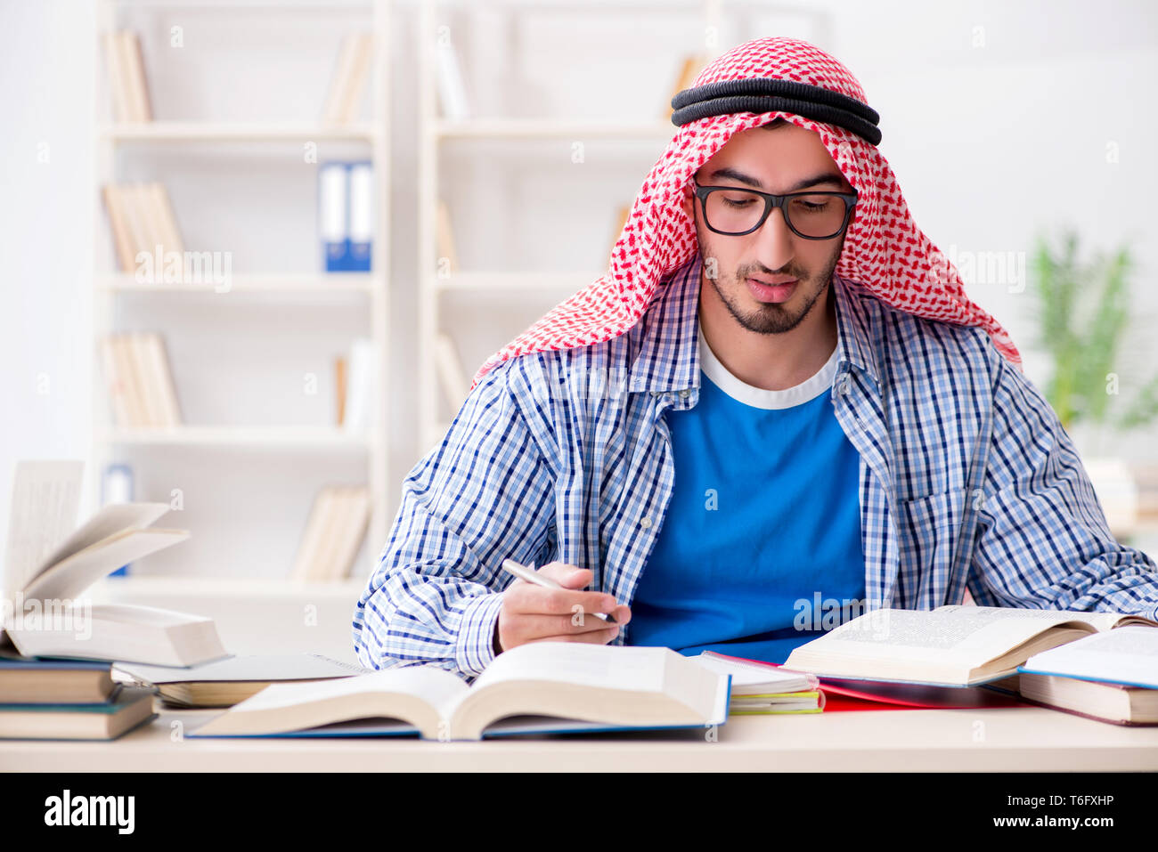 Saudi university student hi-res stock photography and images - Alamy