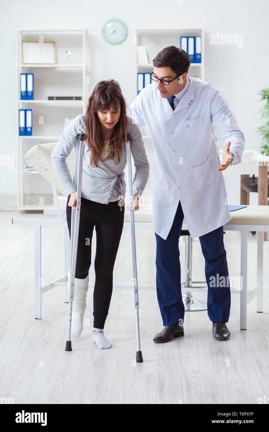 Doctor examining patient with broken leg Stock Photo - Alamy