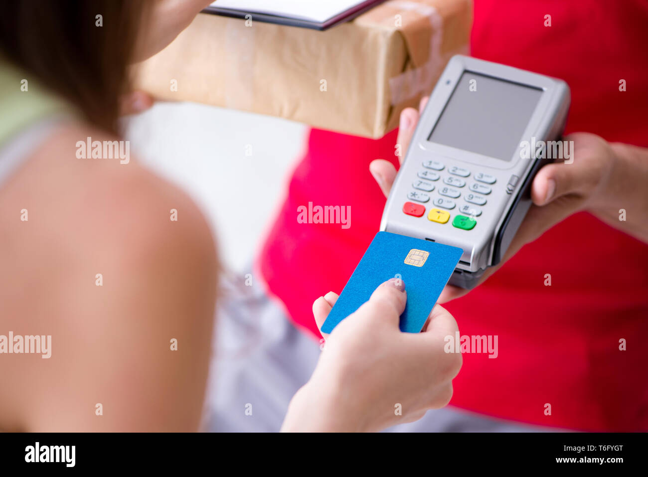 Signing credit card receipt hi-res stock photography and images - Alamy