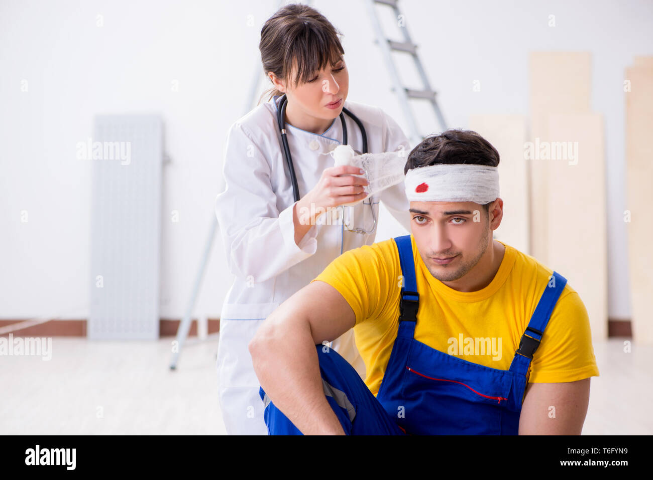 Worker with injured head and doctor Stock Photo - Alamy
