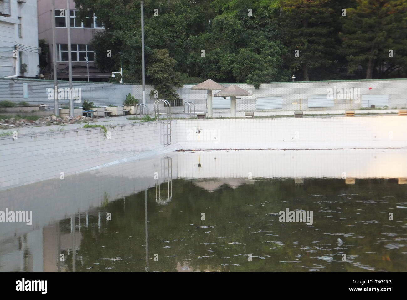 An abandoned swimming pool Stock Photo - Alamy