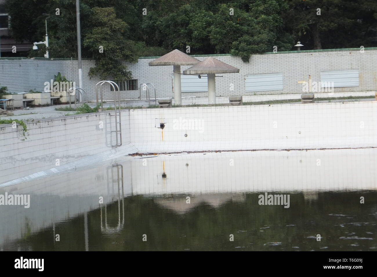 An abandoned swimming pool Stock Photo - Alamy