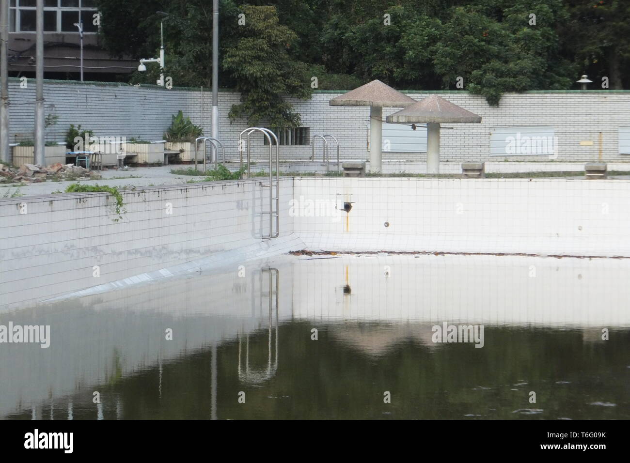 An abandoned swimming pool Stock Photo - Alamy