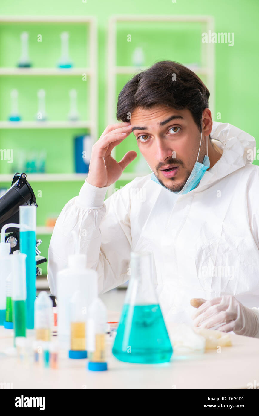 Chemist working in the lab on new experiment Stock Photo - Alamy