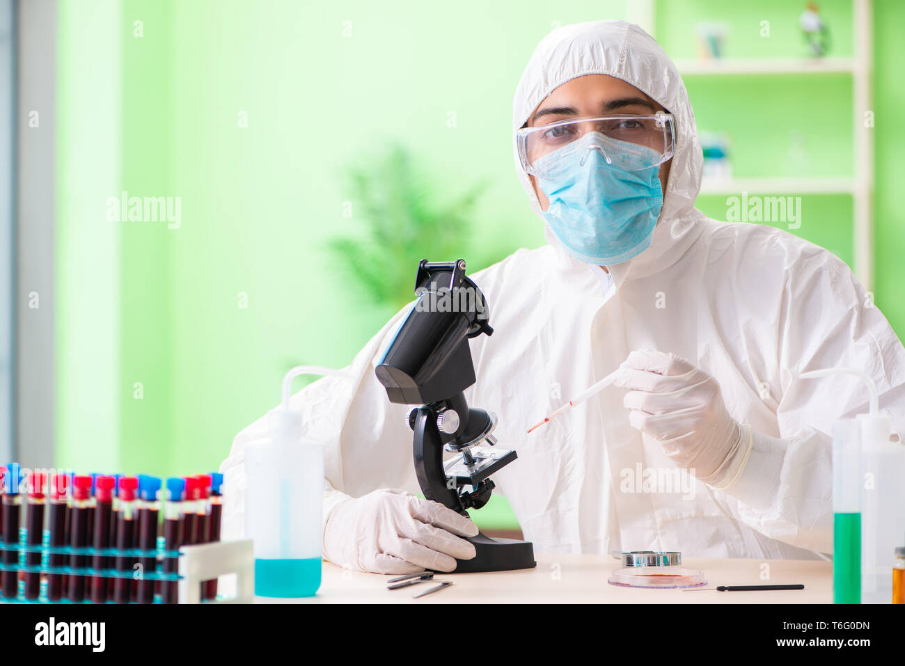 Chemist working in the lab on new experiment Stock Photo - Alamy