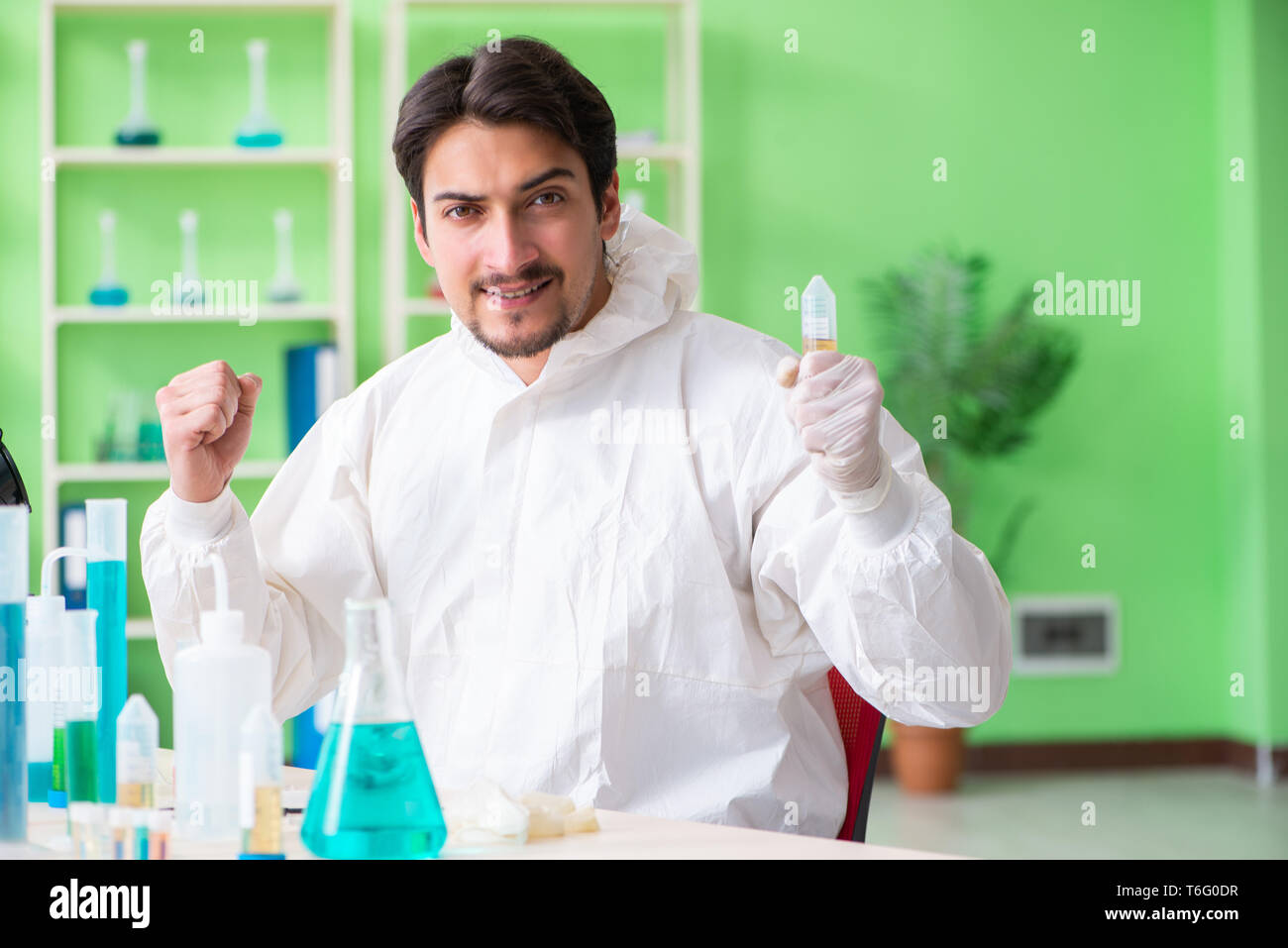 Chemist working in the lab on new experiment Stock Photo - Alamy
