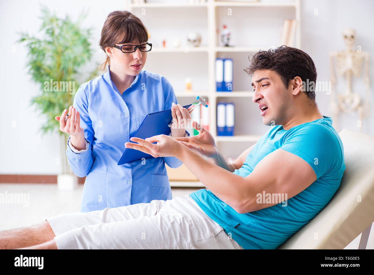 Doctor checking nerve reflexes with hammer Stock Photo - Alamy