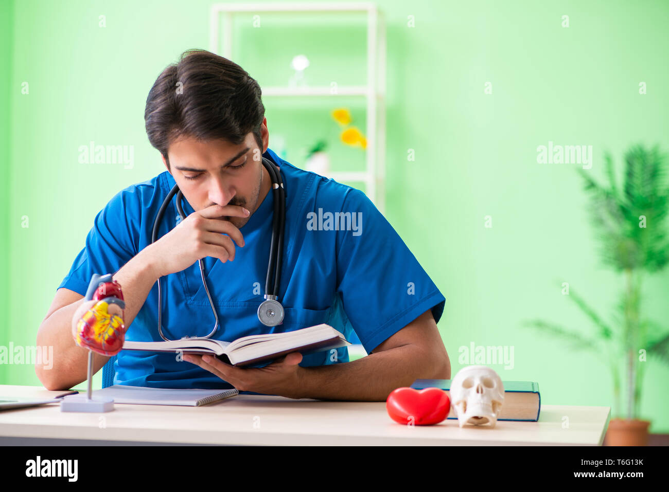Doctor student explaining heart problems Stock Photo - Alamy