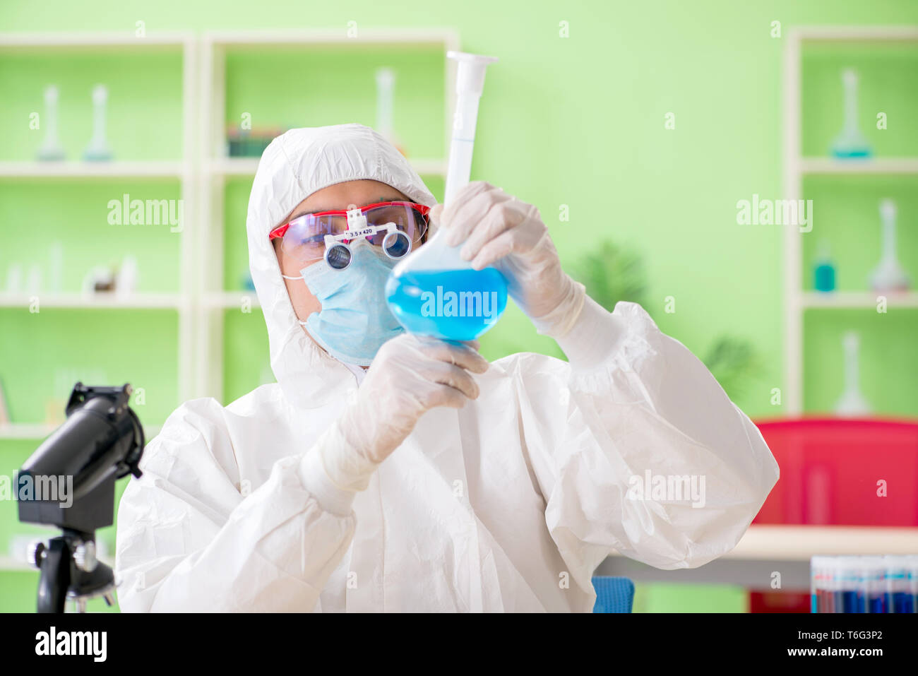 Chemist working in the lab on new experiment Stock Photo - Alamy