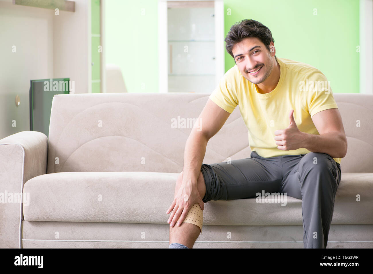Man applying pepper Capsicum plaster to relieve pain Stock Photo - Alamy