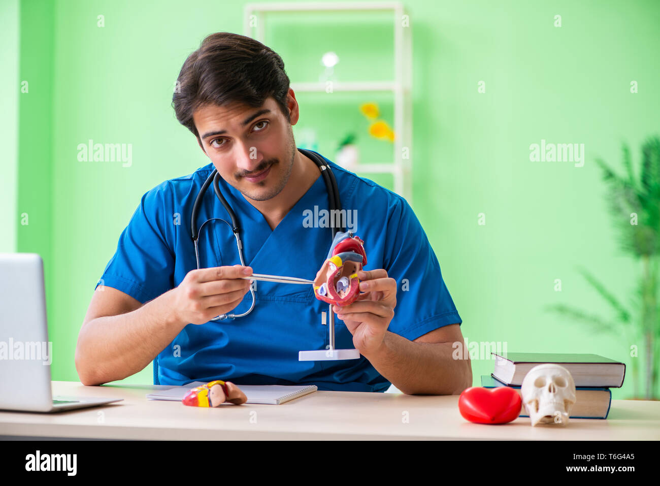 Doctor student explaining heart hi-res stock photography and images - Alamy