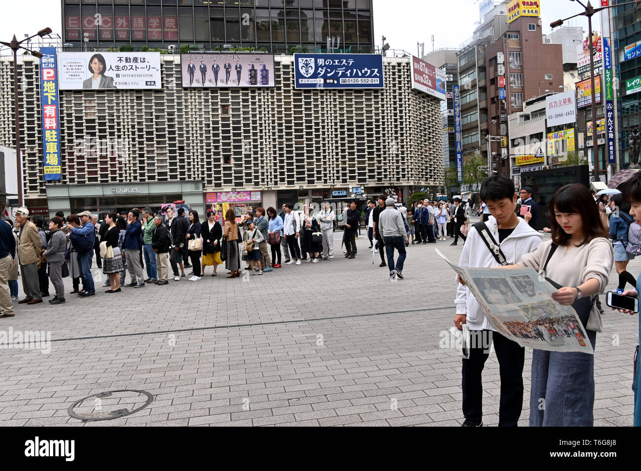 Tokyo, Japan. 1st May, 2019. Newspaper extras are distributed in Tokyo ...