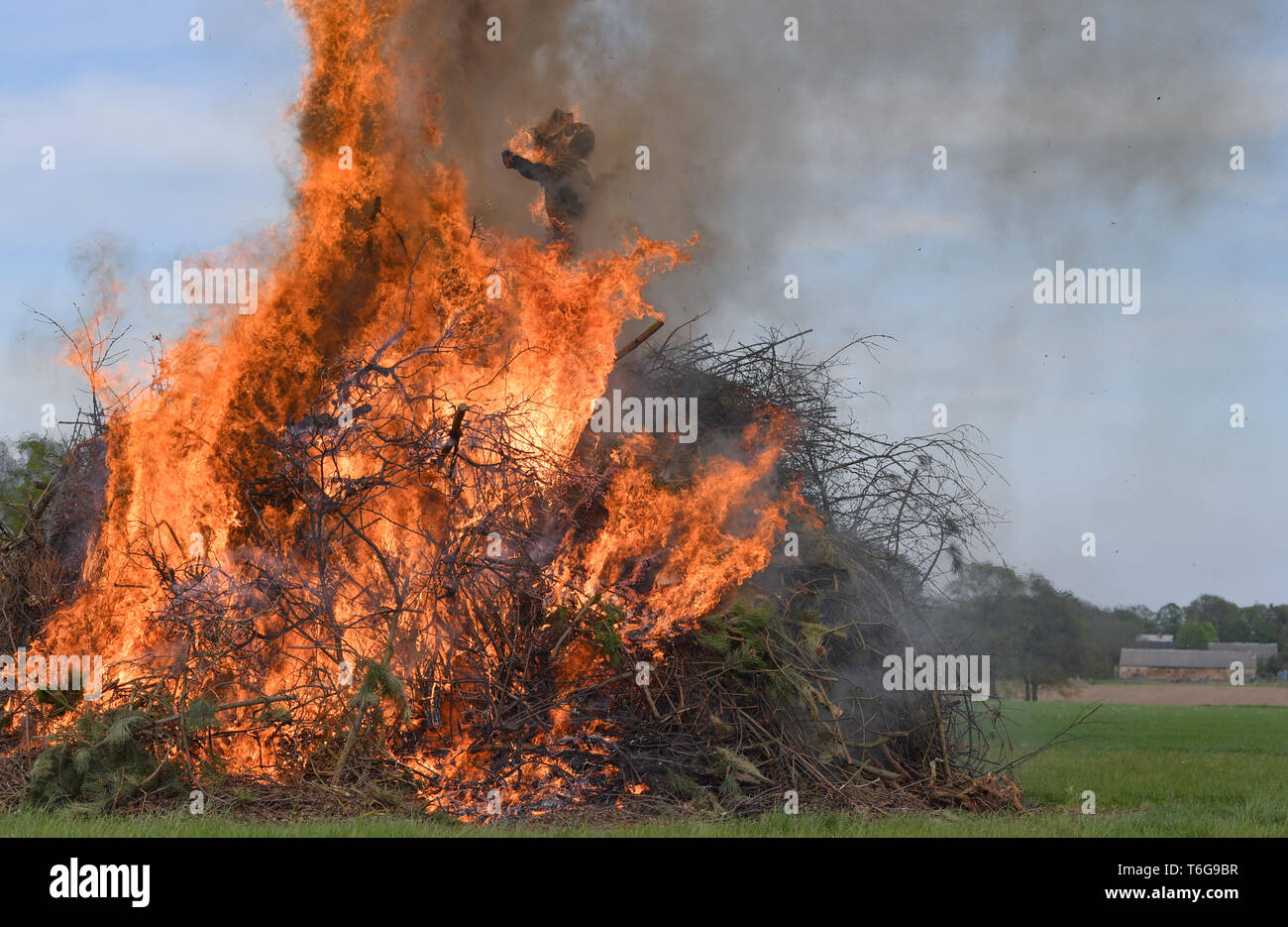 30 April 2019, Brandenburg, Sieversdorf: A May fire burns, on the tip ...