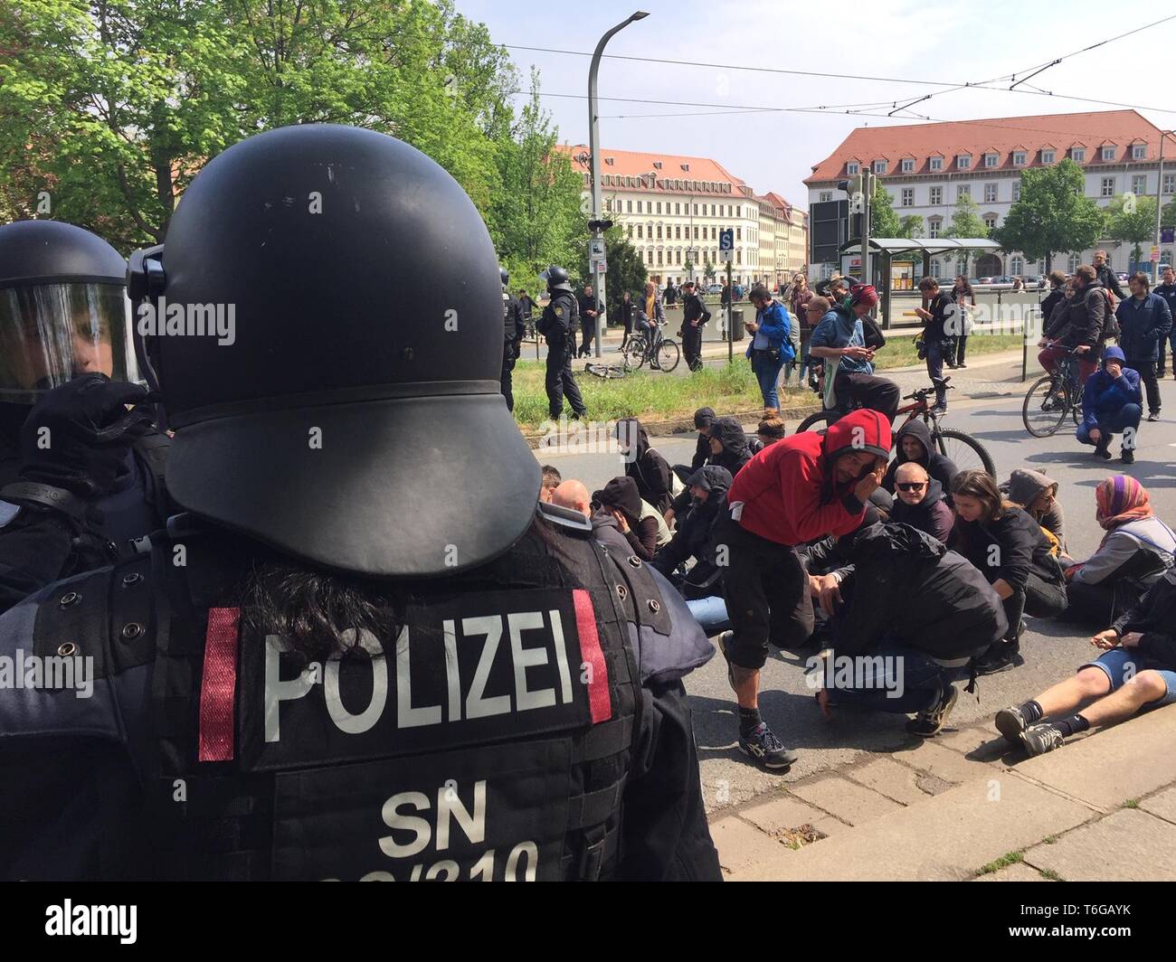 Dresden, Germany. 01st May, 2019. Police officers are standing at a ...