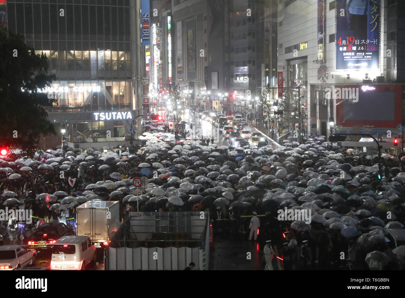 (190501) -- TOKYO, May 1, 2019 (Xinhua) -- People holding umbrellas ...