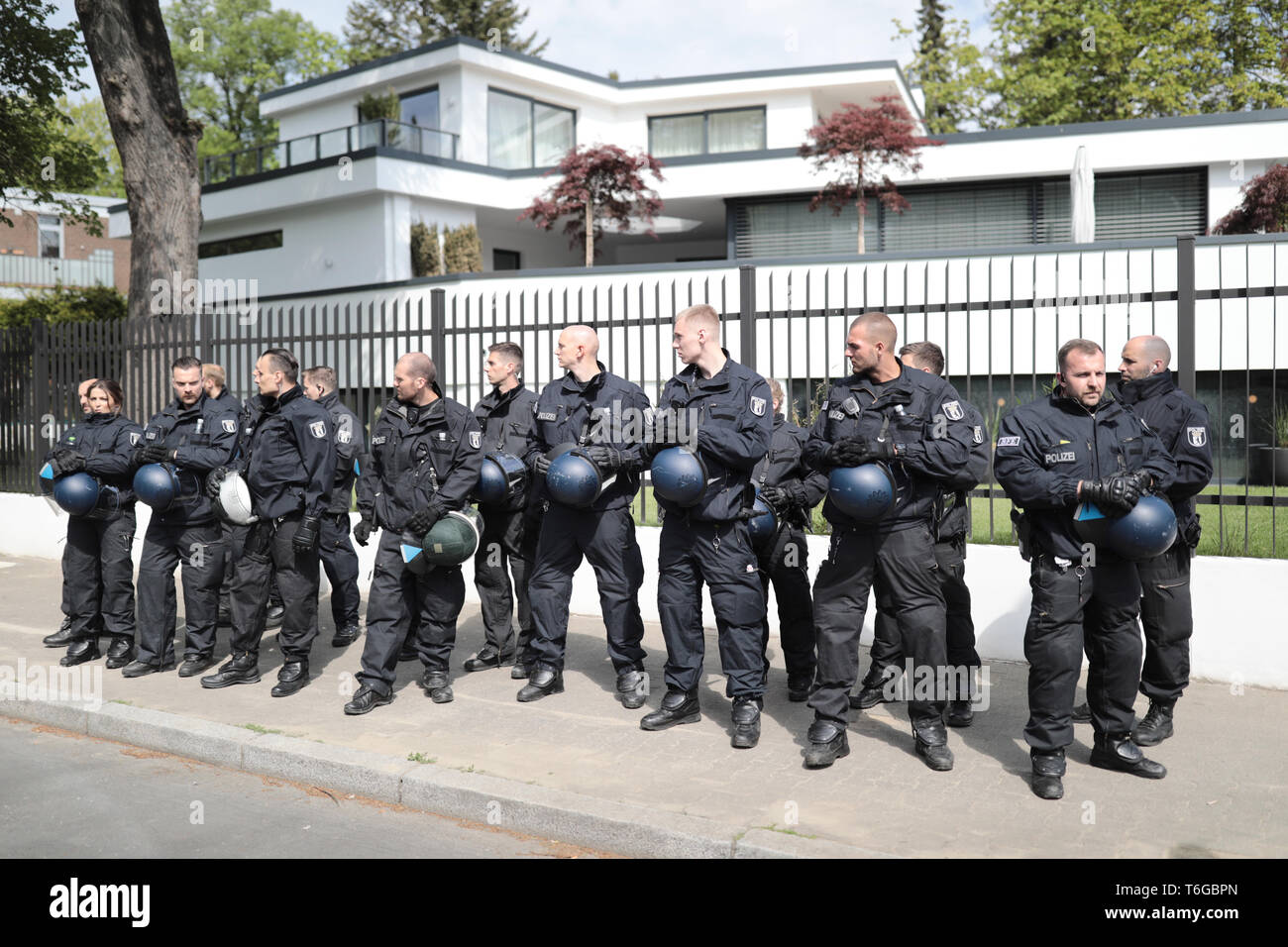 01 May 2019, Berlin: Police officers are standing in front of a villa ...