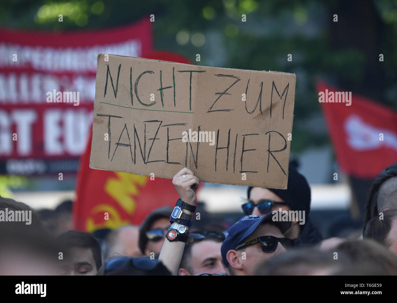 Berlin, Germany. 01st May, 2019. A participant of the radical left ...