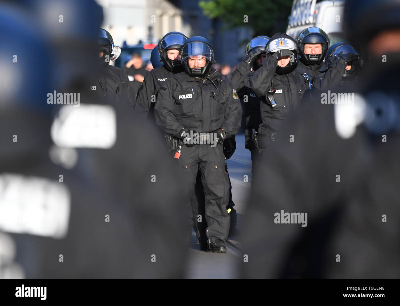 Berlin, Germany. 01st May, 2019. Police officers at the left-wing ...