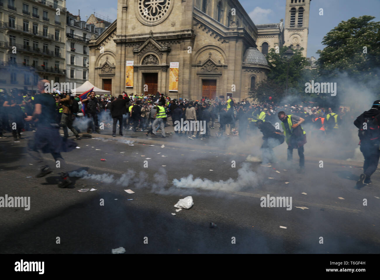 Black bloc paris hi-res stock photography and images - Alamy