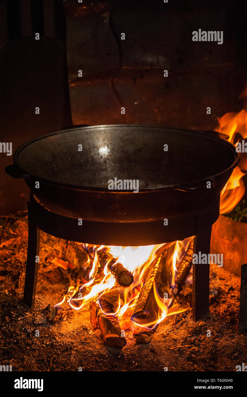 Cooking over a campfire Stock Photo - Alamy